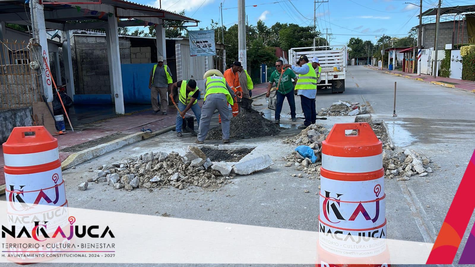 Reparación y reforzamiento del área dañada de la calle principal en ...